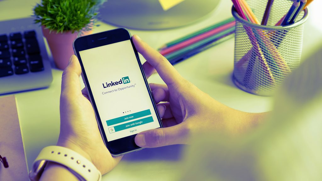 8 tips for using LinkedIn to stay connected and get ahead fast - GoldenKey